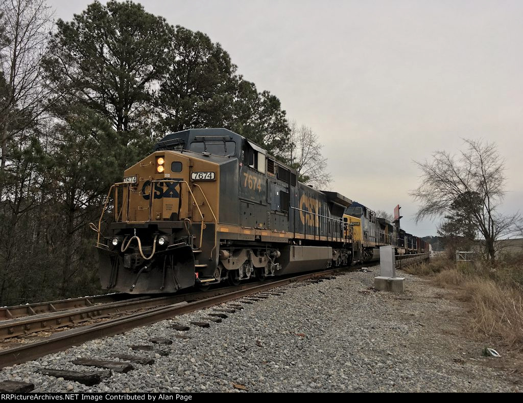 CSX C40-8W 7674, AC44CW 427, SD70M 4508, and MP15’s 1137 and 1182 wait for green